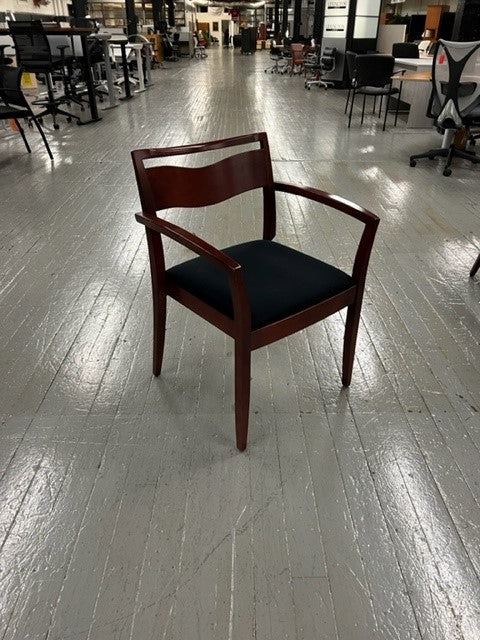Knoll Office Chair – Stylish Seating for Guests